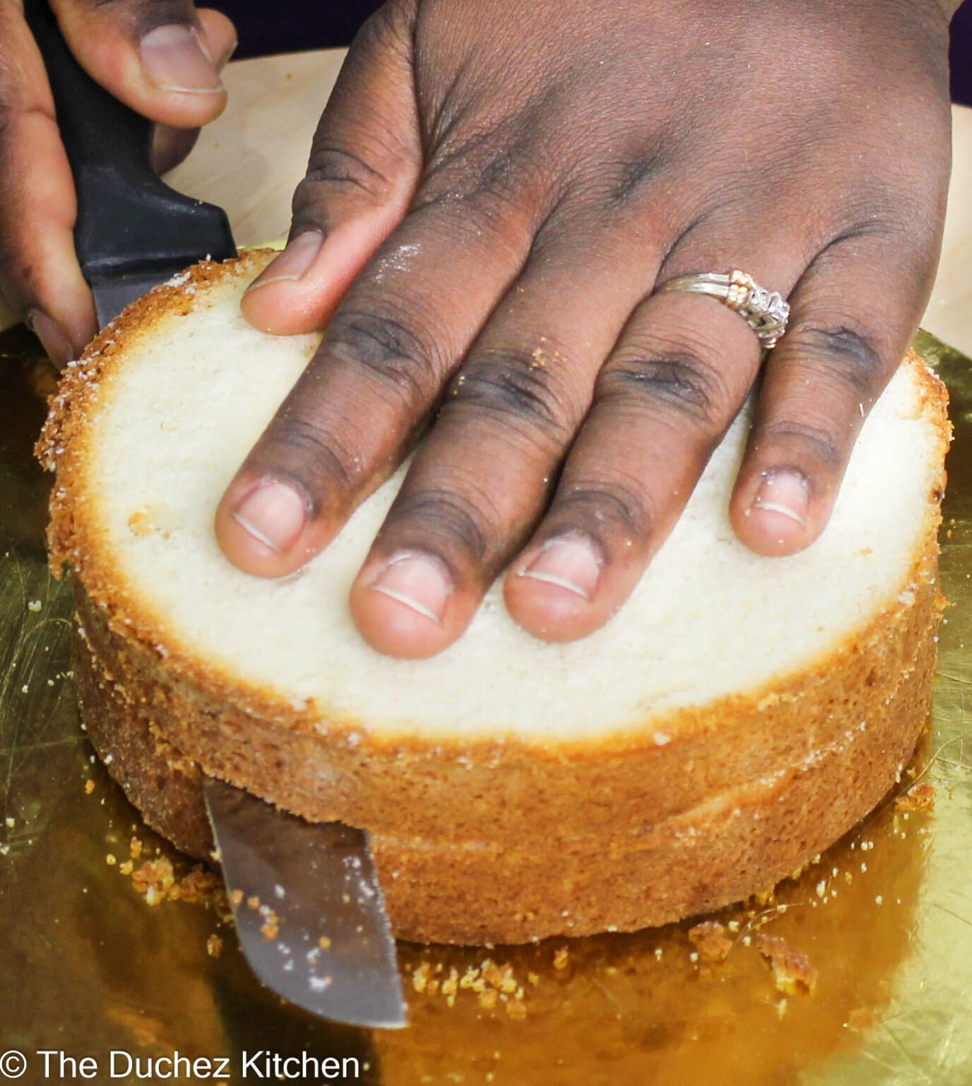 How to Level and Tort Cake with/ without Leveler - The Duchez Kitchen